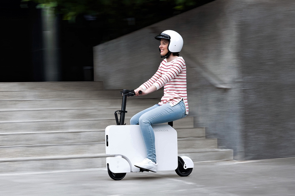 Honda launches new Motocompacto foldable mobility scooter - Sgcarmart