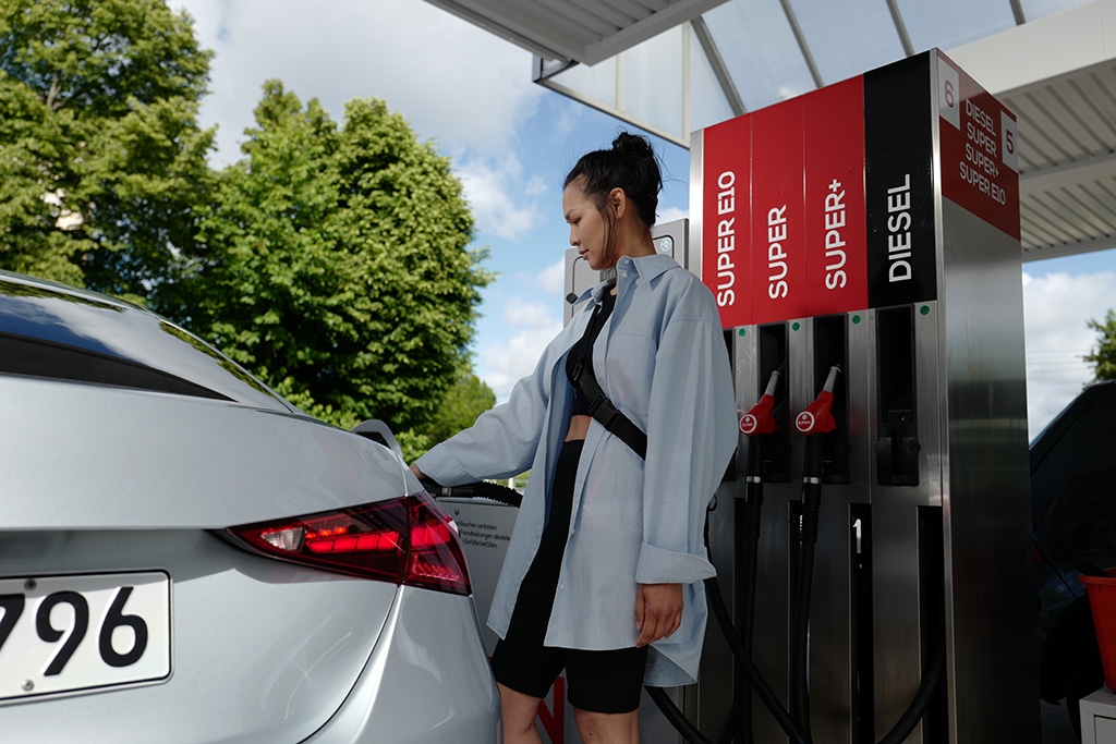 Mercedes owners can now pay for fuel via the MBUX system - Sgcarmart