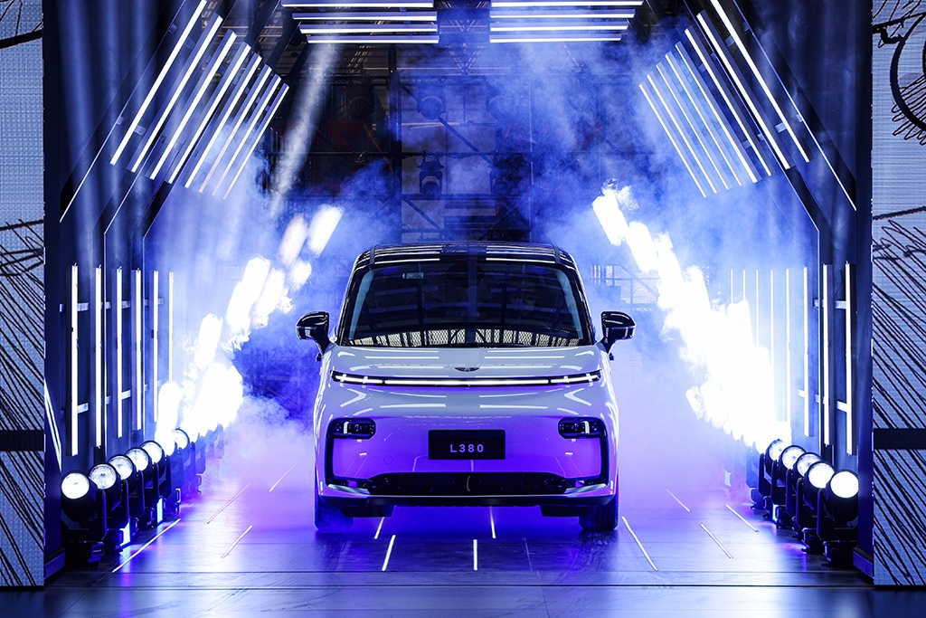 LEVC builds first prototype L380 MPV - Sgcarmart