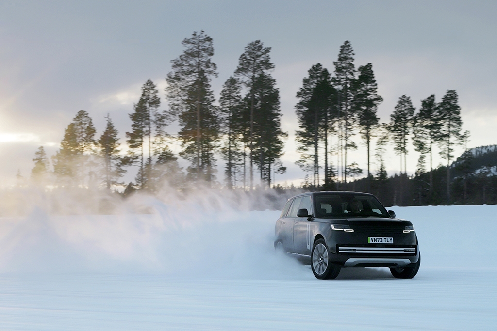 Range Rover Electric prototypes take to the lakes of Sweden - Sgcarmart