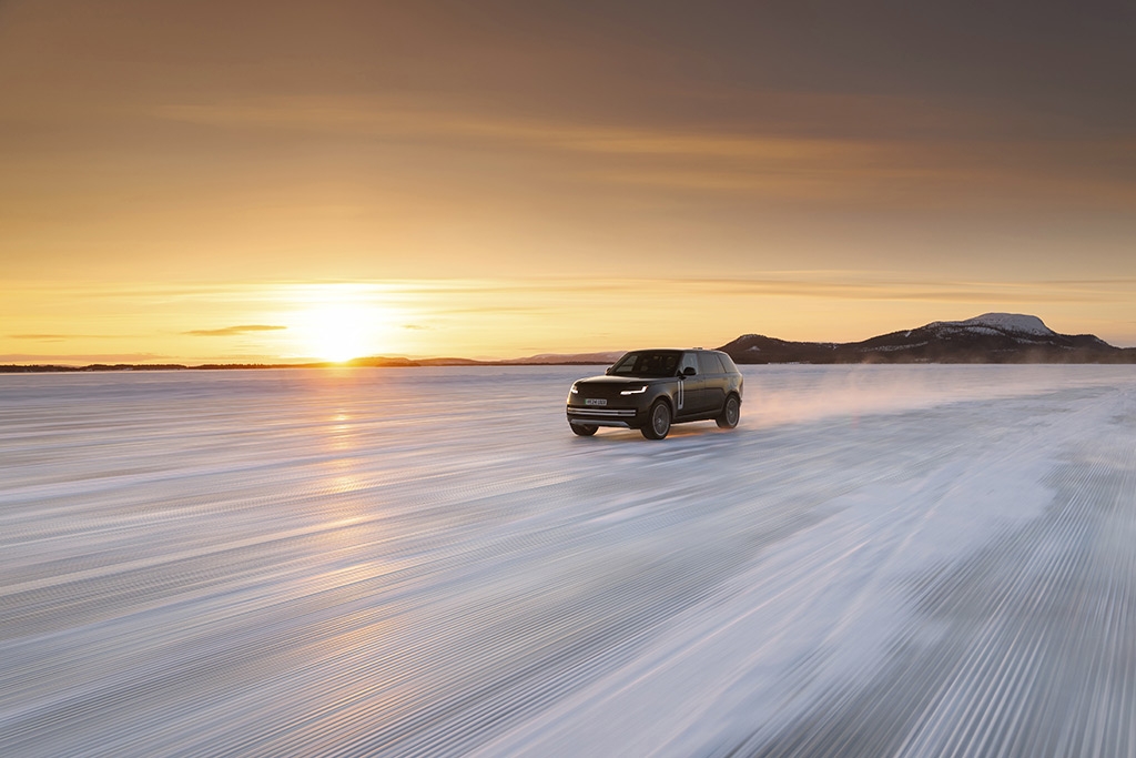 Range Rover prototypes impress on the ice - Sgcarmart